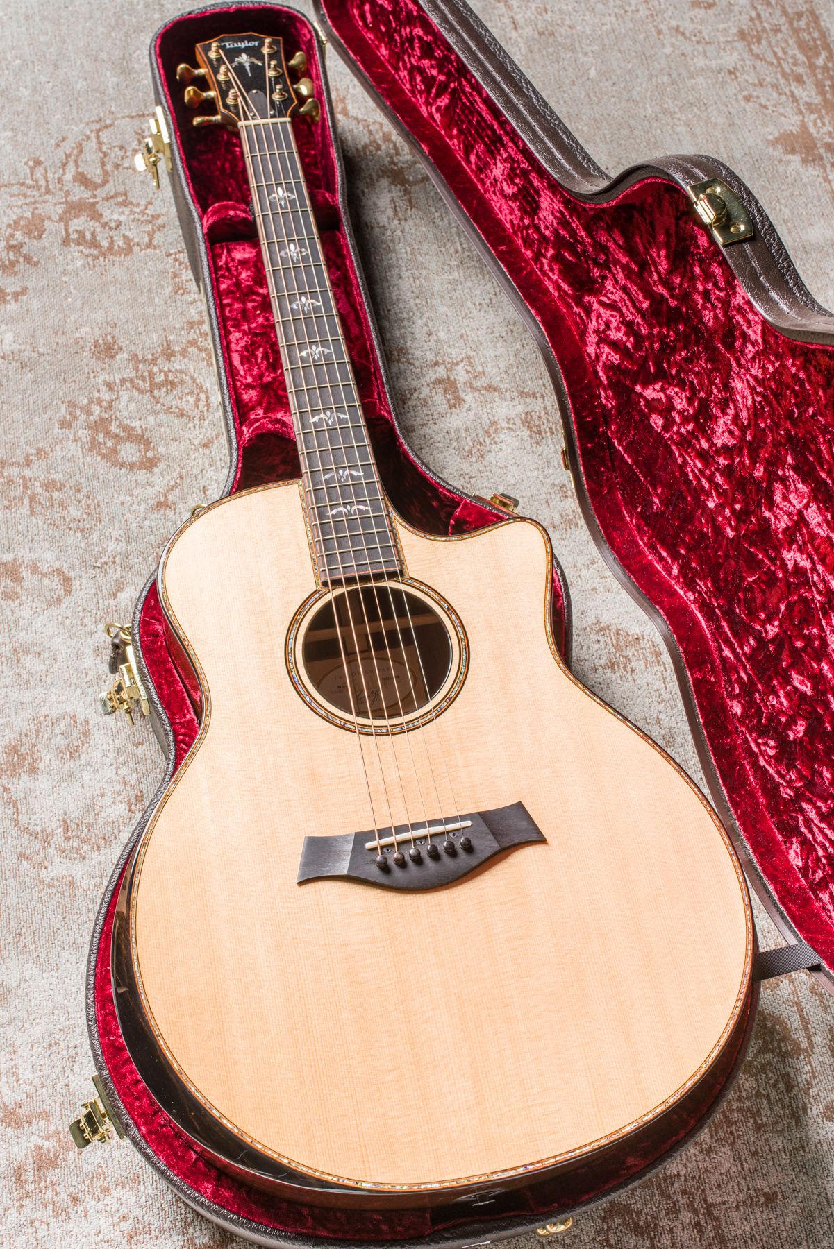 Taylor 916ce Venetian Cutaway B-Stock – Fanatic Guitars
