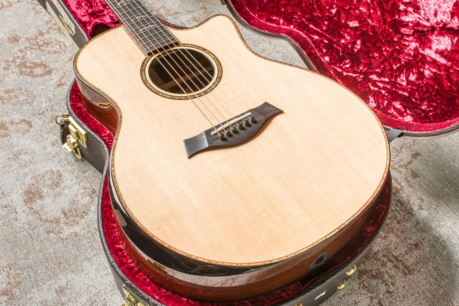 Taylor 916ce Venetian Cutaway B-Stock – Fanatic Guitars